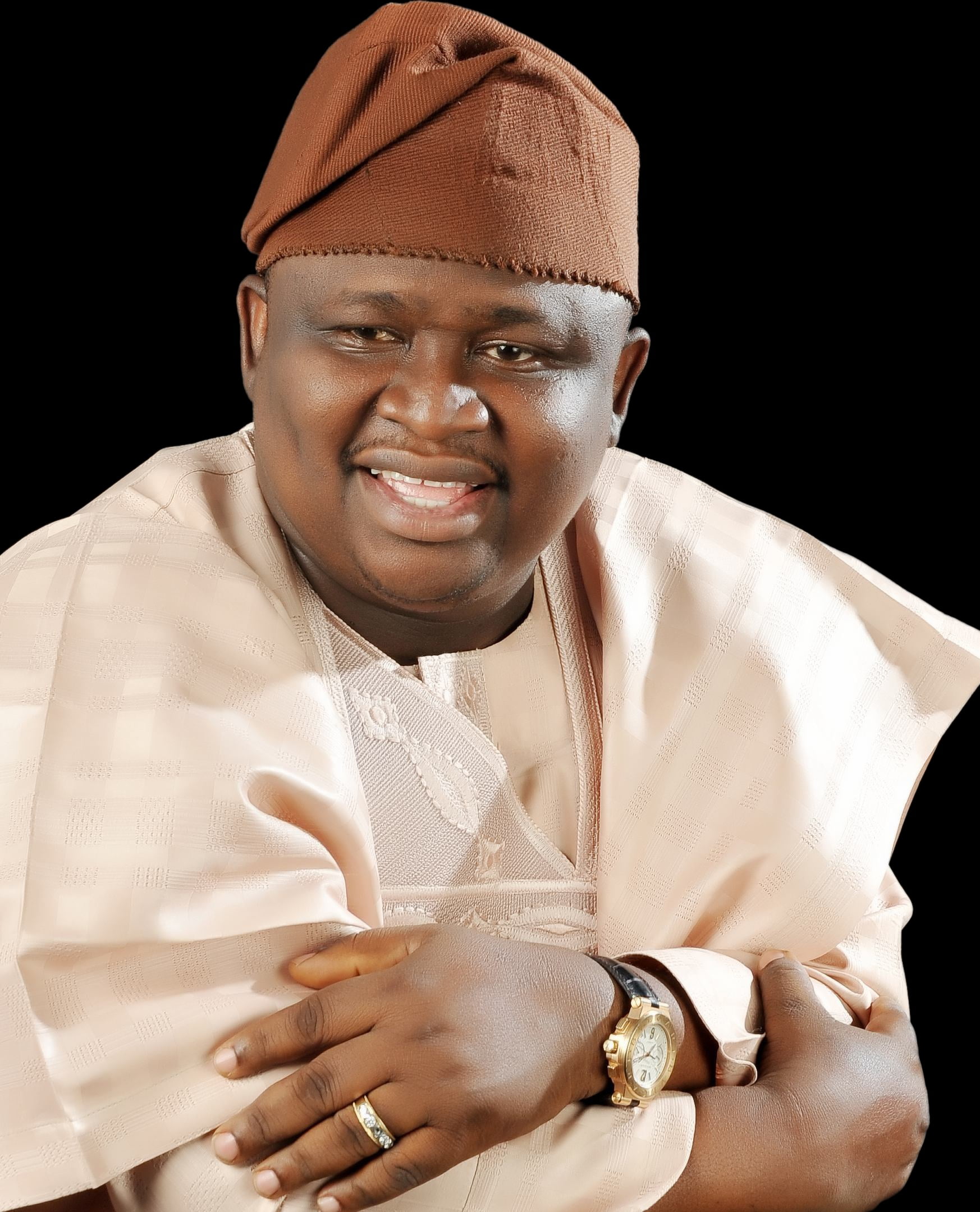Senator Adeola empowers 5,500 market men, women in Ogun West - Ben ...